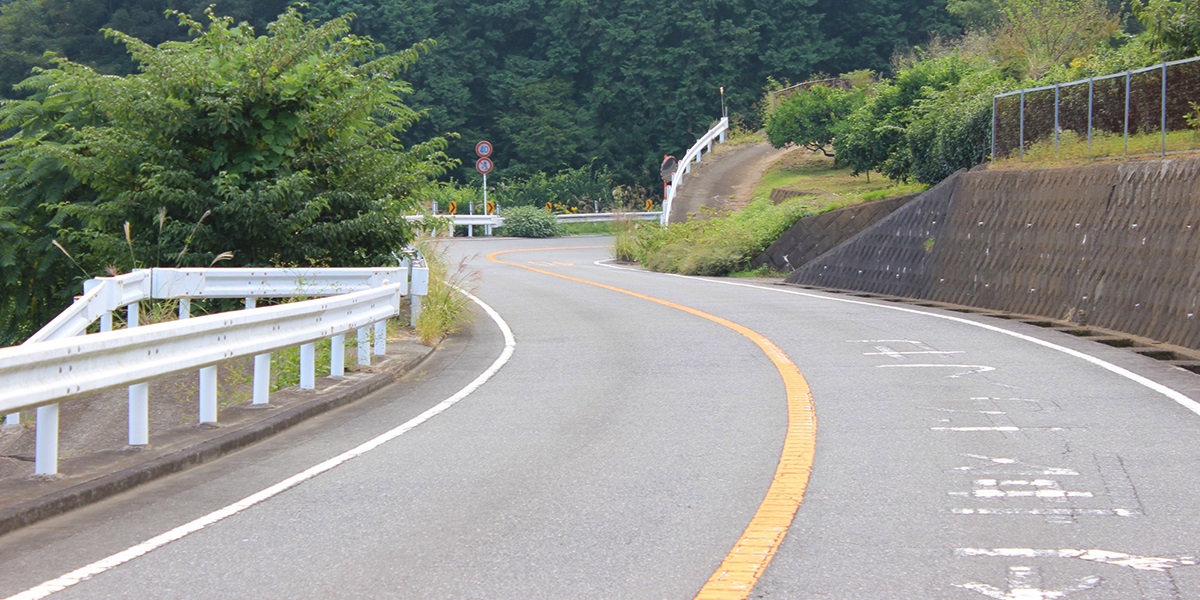 「センターライン」の種類(白、オレンジ、破線)と意味をおさらいしよう カーシェアリングの三井のカーシェアーズ公式ブログ